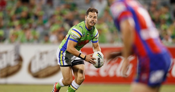 Sezer happy to hand back hooking role for Warriors clash | NRL.com